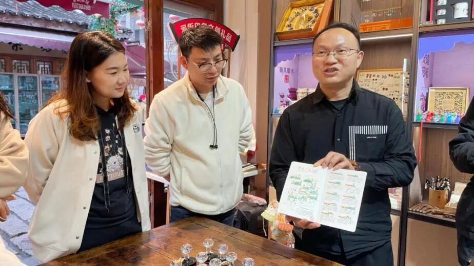 设计艺术学院教学团队考察大小河街柳叶湖山水文旅文创馆 - 科研与校企合作 - 设计艺术学院